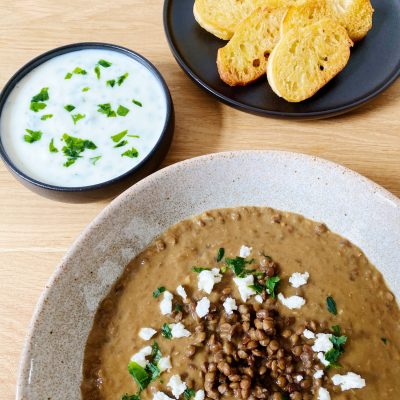 Linzensoep met crostini's en een yoghurtdip: