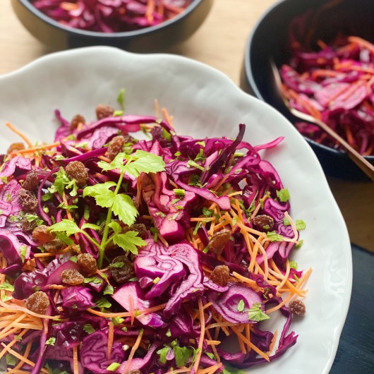 Rode kool salade met wortel en rozijnen: