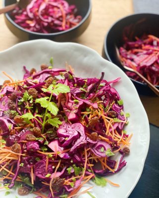 Rode kool salade met wortel en rozijnen:
